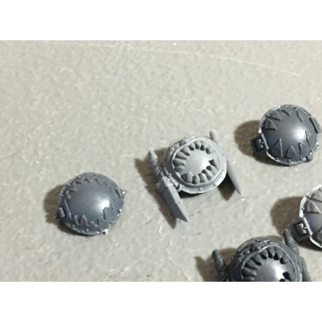 A21903 WARHAMMER FANTASY OGRE KINGDOMS BITS LOT GUT PLATES OLD WORLD G ...