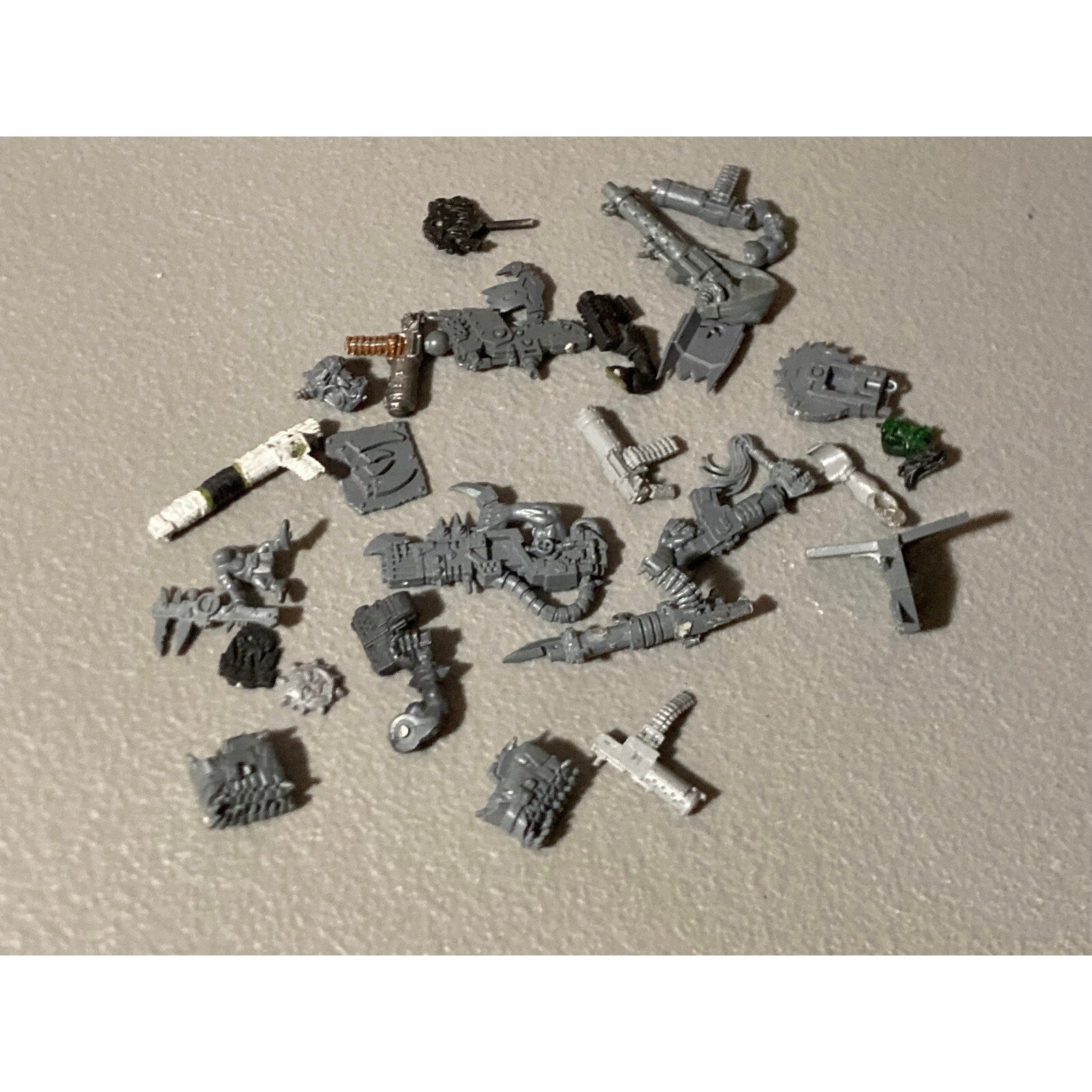 A19781 WARHAMMER 40K SPACE ORKS BITS LOT GUNS HEADS – PODY PRODUCTS